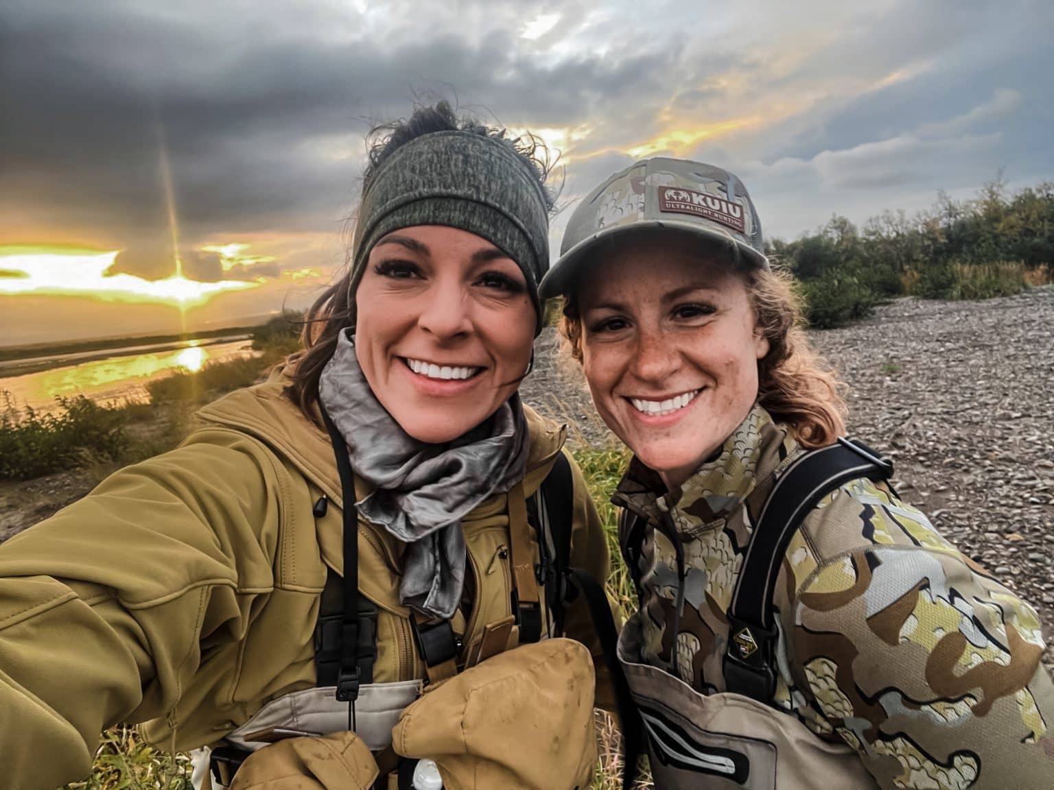 Badass AK Hunters Kill Charging Moose, Shoot Massive Bull